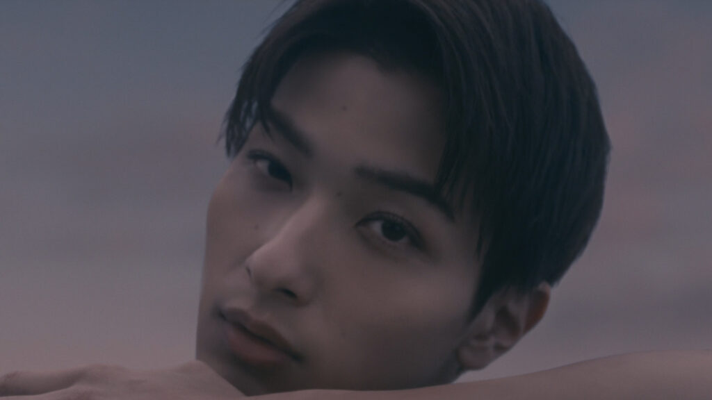 リラックスしている横浜流星の美しい目元が印象的。「hoyaONE」新CM「hoyaONE ヌーディー・レンズ」篇＆メイキング、インタビュー映像 | エンタメラッシュTV