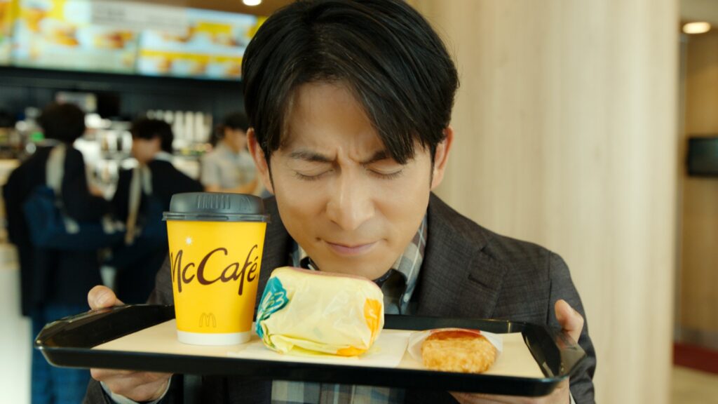 岡田准一＆山田杏奈 出演 マクドナルド新TVCM『アツアツの朝「アップルパイ」篇』 | エンタメラッシュTV