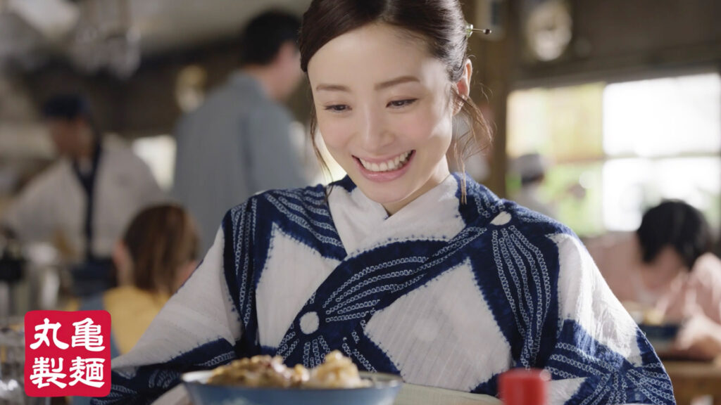 上戸彩、涼やかな浴衣姿を披露 丸亀製麺「鬼おろし肉ぶっかけうどん」新TVCM＆インタビュー | エンタメラッシュTV