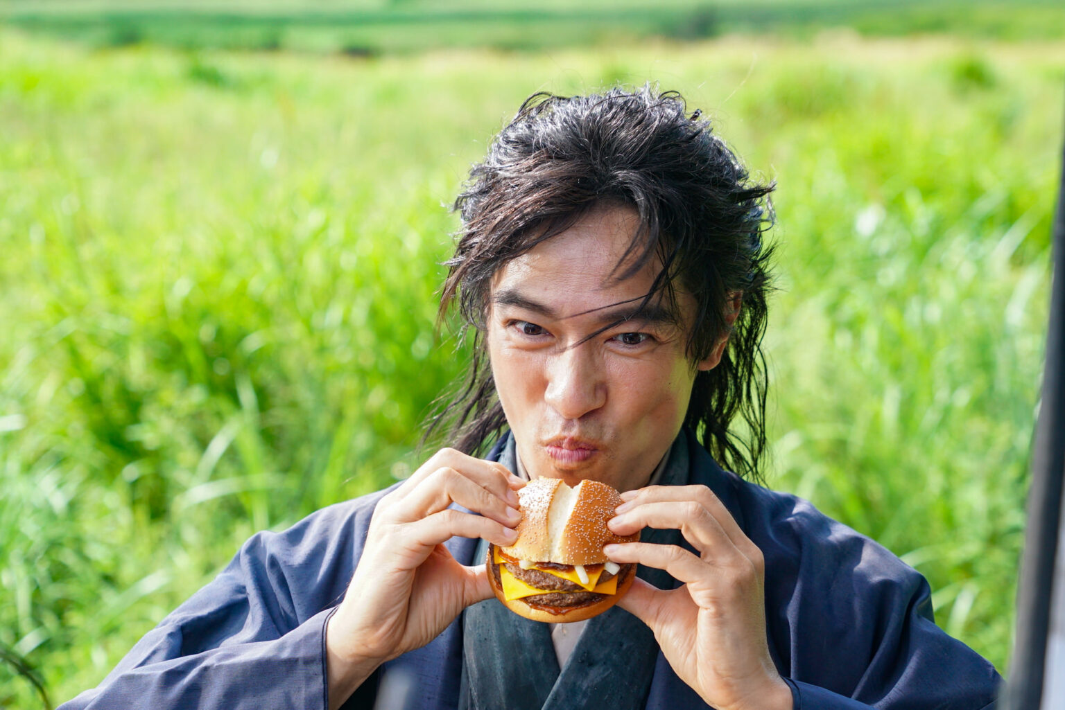 堺雅人＆櫻坂46・藤吉夏鈴 出演 マクドナルド「サムライマック」新TVCM「道を切り拓け」篇 | エンタメラッシュTV