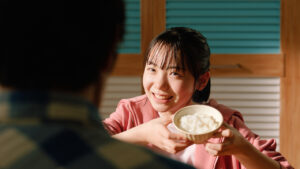 阿部寛＆稲垣来泉 出演『Cook Do®』新TVCM「＜回鍋肉用・青椒肉絲用＞米が止まらん」篇＆新WEB CMには人気料理研究家リュウジが登場 | エンタメラッシュTV